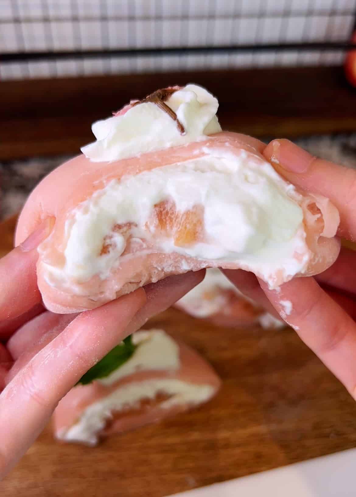 Peach Mochi (Daifuku with peach jam filling) | Asian dessert recipes