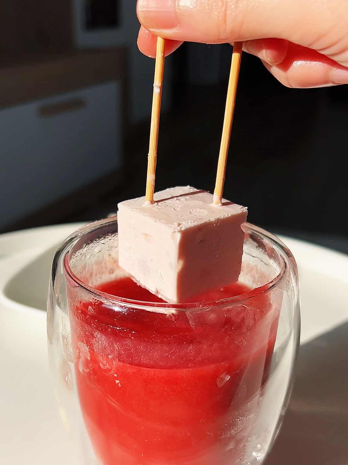Strawberry Jelly (72-hour strawberry jelly cube filled with mousse)