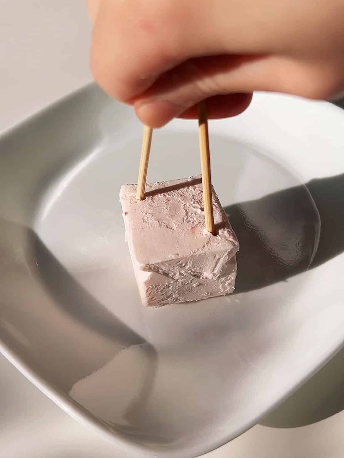 Strawberry Jelly (72-hour strawberry jelly cube filled with mousse)